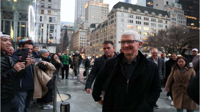 Apple boss Tim Cook visits Shanghai, with China | OMNESmedia.com